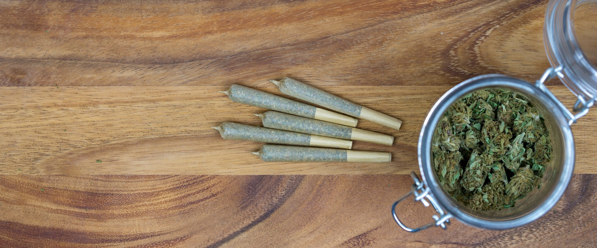 Can you mix different types of herbs and tobacco when rolling a hemp blunt?